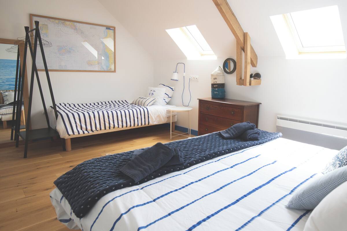 Quarto Triplo Clássico, vista para o jardim | Secretária, Wi-fi grátis, roupa de cama fornecida