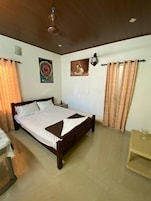 Escrivaninha, roupa de cama