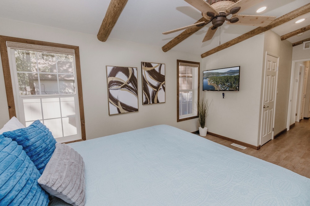Fully Remodeled Cabin Large 65"tv-fireplace, Close To Ski Area, Very Clean - Big Bear Lake, CA