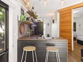 Apartamento, 2 quartos | Cozinha privada | Uma chaleira elétrica, uma torradeira 