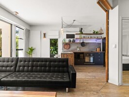 Apartamento, 2 quartos | Sala de estar | Televisor de ecrã plano de 55 polegadas com canais digitais, televisor 