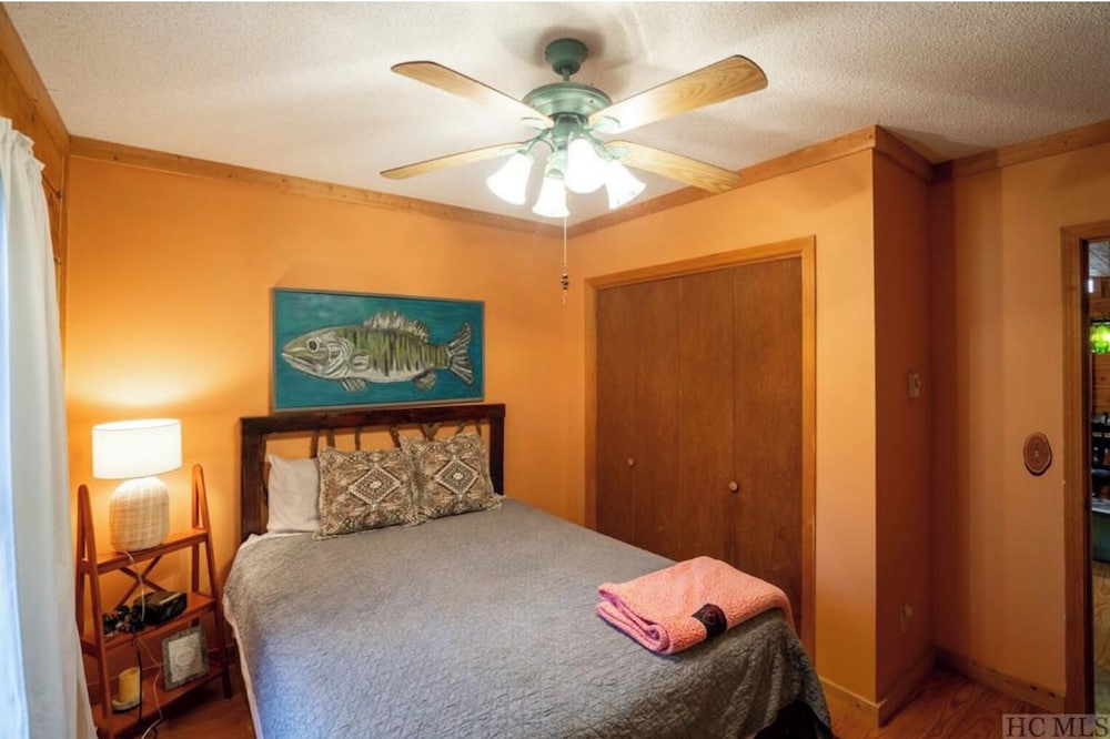 Charming 4-bedroom 3-bath Cabin In The Heart Of Sapphire Valley Wifi & Amenities - Cashiers, NC