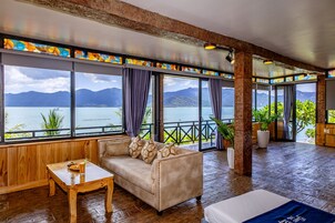 Ocean Front Family Room | Vista do quarto