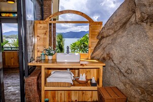 Ocean Front Family Room | Casa de banho | Um polibã, um chuveiro fixo, artigos de higiene pessoal grátis 