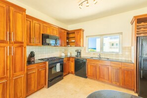 Condo luxo | Cozinha privada | Geladeira, micro-ondas, fogão, cooktop