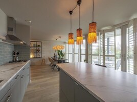 Casa clássico, 2 quartos | Cozinha privada | Geladeira, micro-ondas, lava-louças, cafeteira/chaleira