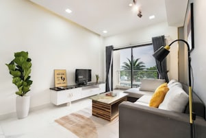 Apartamento Superior, 2 quartos, cozinha, Vista para a cidade | Sala de estar | Smart TV de 35 polegadas com canais digitais 