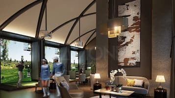 Um interior moderno com uma tela grande exibindo uma partida de golfe, assentos confortáveis e vista para um campo de golfe.