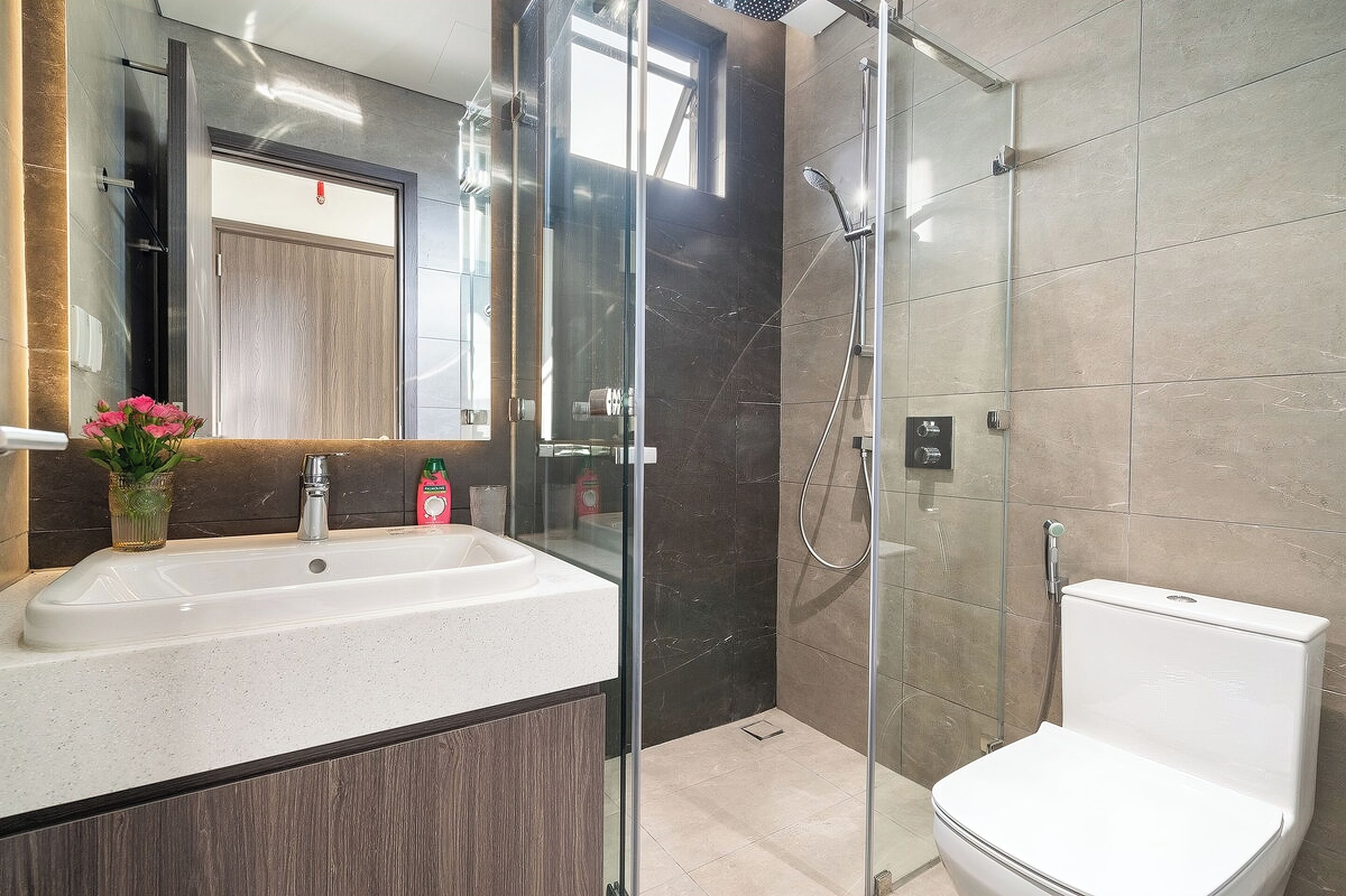 Apartamento superior, 3 quartos, cozinha, vista para a cidade | Banheiro | Produtos de toalete grátis, secador de cabelo, chinelos 