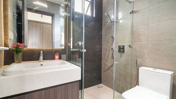 Apartamento superior, 3 quartos, cozinha, vista para a cidade | Banheiro | Produtos de toalete grátis, secador de cabelo, chinelos