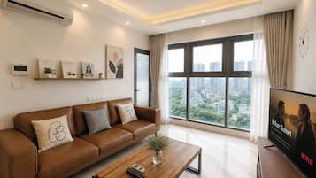 Apartamento Superior, 1 quarto, cozinha, Vista para a cidade | Sala de estar | Televisor de 35 polegadas com canais por cabo
