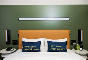 Quarto Individual Básico, 1 cama queen-size, não fumadores | Secretária, secretária adequada para computadores portáteis