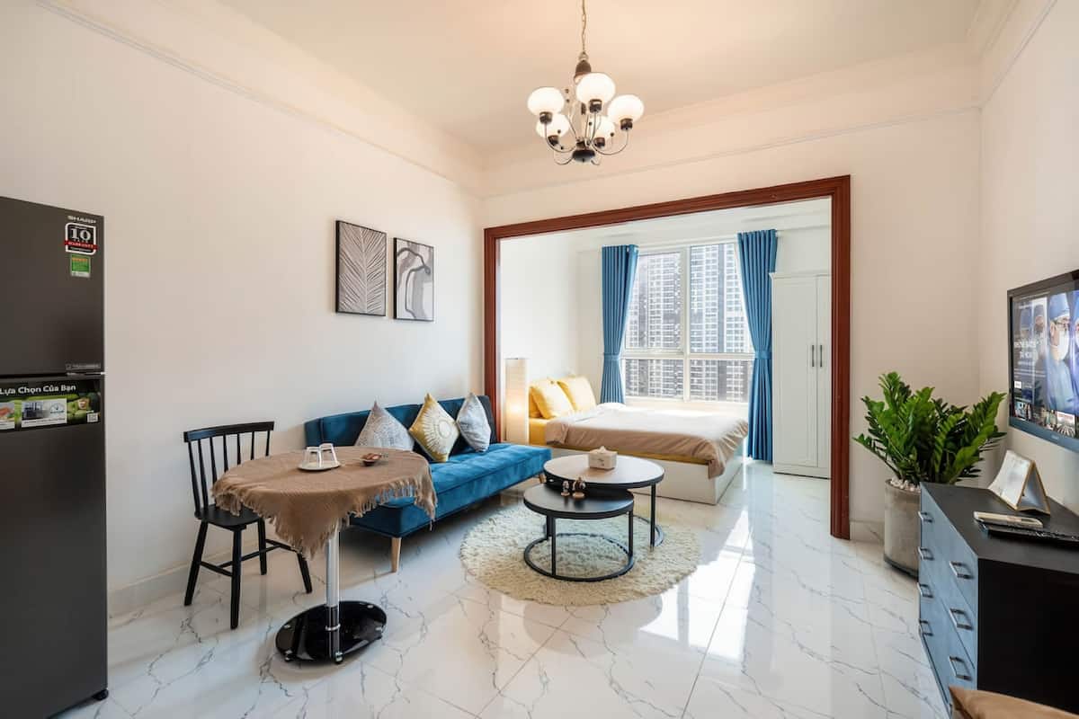 Estúdio Superior, 1 cama queen-size, cozinha, Vista para a cidade | Sala de estar | Televisor