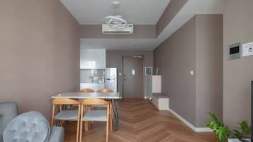 Apartamento Superior, 2 quartos, cozinha, Vista para a cidade | Minibar, secretária, secretária adequada para computadores portáteis