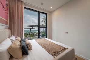Apartamento superior, 2 quartos, cozinha, vista para a cidade | 1 quarto, frigobar, escrivaninha, espaço de trabalho para notebook