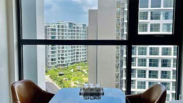 Apartamento Superior, 2 quartos, cozinha, Vista para a cidade | Refeições no quarto