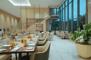 Café da manhã com buffet todos os dias mediante uma taxa