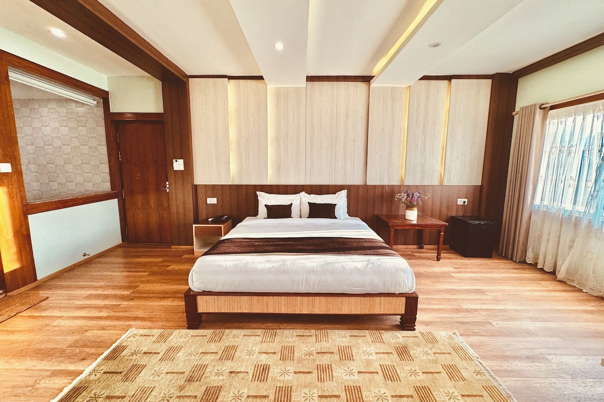 Quarto Duplo de Luxo, 1 cama king-size, Vista para a cidade | Wi-fi grátis