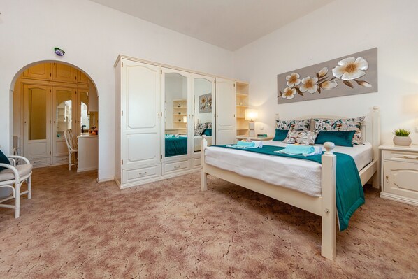 3 quartos, individualmente mobiliados, berços (sobretaxa), roupa de cama