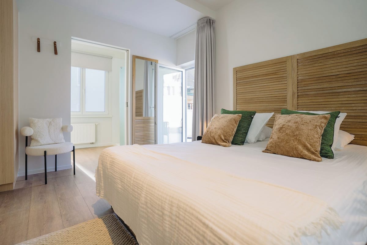 Quarto casal ou duplo luxo, vista para o pátio | Cofres nos quartos, espaço de trabalho para notebook