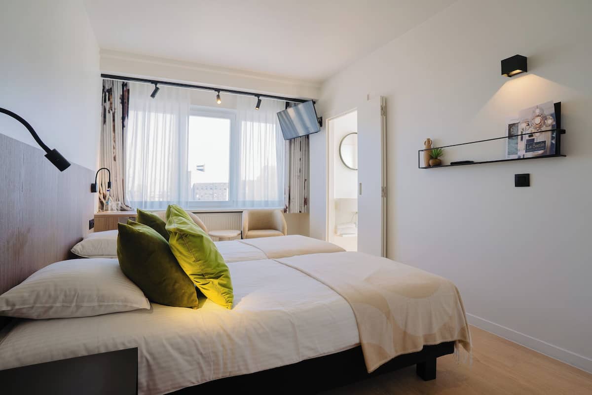 Quarto casal ou duplo standard, vista para o porto | Cofres nos quartos, espaço de trabalho para notebook