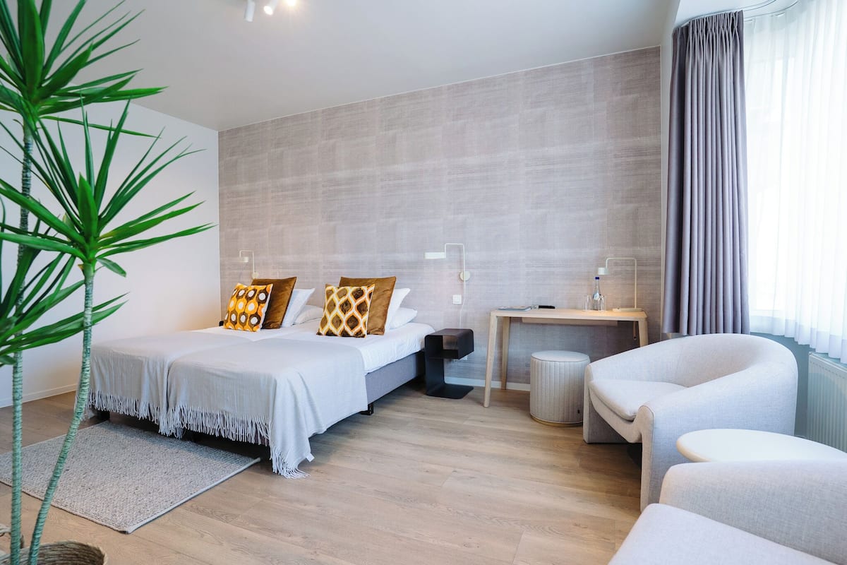 Quarto casal ou duplo luxo, vista para o porto | Cofres nos quartos, espaço de trabalho para notebook