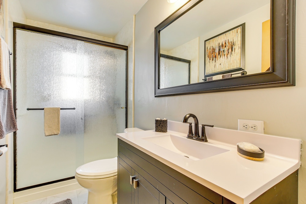 < 1 Mi To Lambeau Field: Green Bay Home W/ Grill! - Green Bay, WI