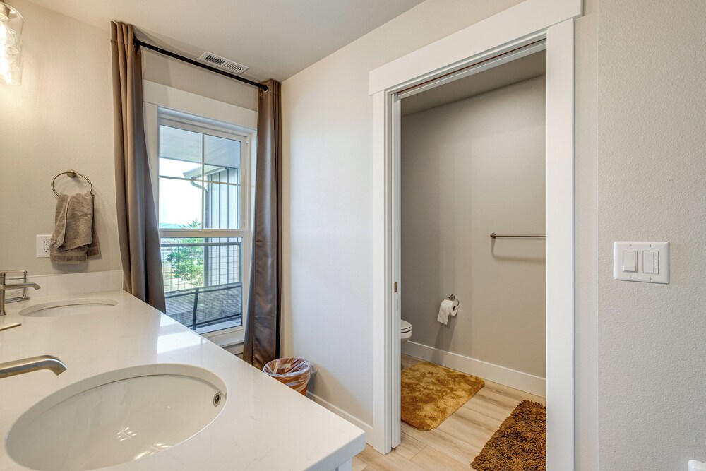 Beautiful Water Views: Coastal Oregon Townhome! - Warrenton, OR