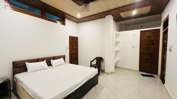 Quarto casal luxo, 2 quartos, banheiro privativo | Camas com colchões de espuma com sistema de memória