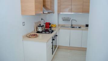 Geladeira, micro-ondas (mediante solicitação), fogão, cooktop