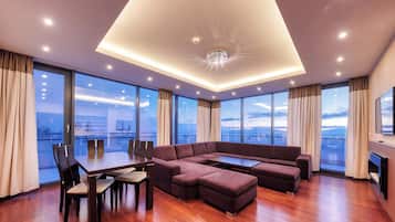 Apartamento Premium | Sala de estar | Smart TV de 32 polegadas com canais por cabo, serviços de streaming