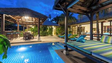 Piscina exterior, guarda-sóis, espreguiçadeiras