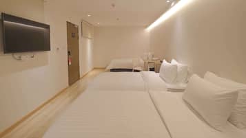 Quarto standard, 3 camas de solteiro, para não fumantes | Cofres nos quartos, ferros/tábuas de passar roupa, Wi-Fi de cortesia