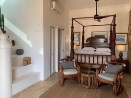 Suíte estúdio superior, 1 cama Queen, vista parcial para o mar | Roupas de cama premium, individualmente decorados