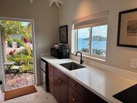 Suite-Estúdio Deluxe, 1 cama queen-size, vista para o oceano | Cozinha privada | Uma cafeteira/bule, uma chaleira elétrica, mesas de jantar 