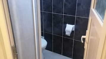 Um polibã, chinelos, toalhas fornecidas, sabão