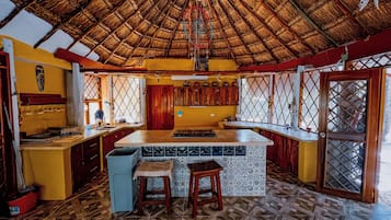 Um frigorífico/congelador grande, um micro-ondas, um forno