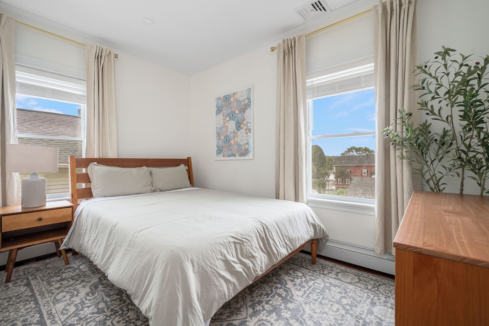 Urban Retreat: Bright, Stylish Top-floor Apartment Near Universities & Dining - Cranston, RI
