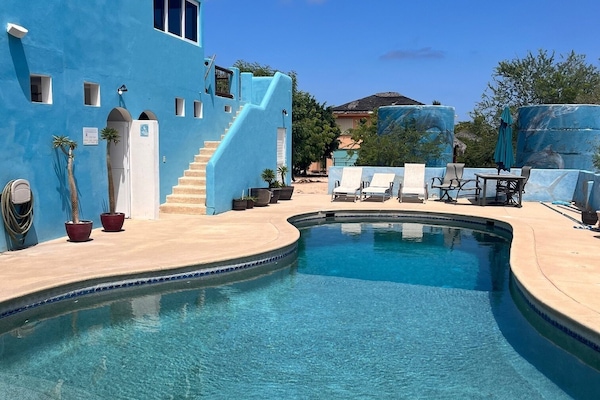 Piscina exterior, da(s) 8:00 à(s) 21:00, guarda-sóis