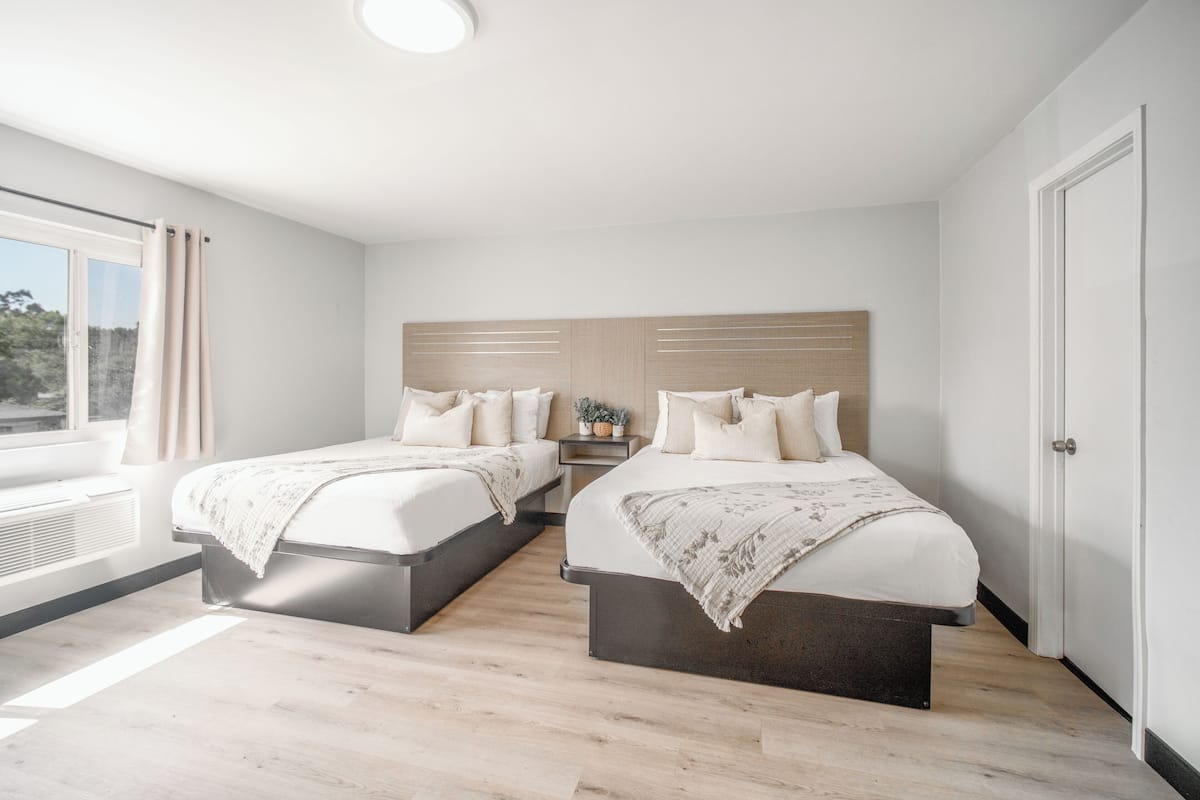 Quarto luxo, 2 camas Queen, para não fumantes | Wi-Fi de cortesia, roupa de cama