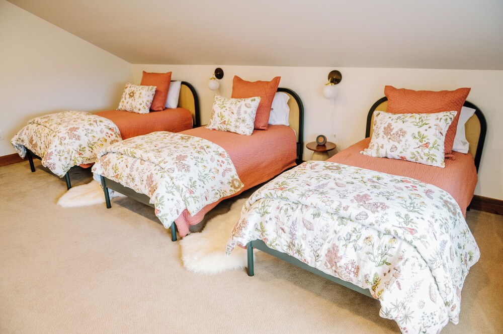 Serene Farmhouse And Former Winery On 44 Acres Of Rolling Hills. - Virginia