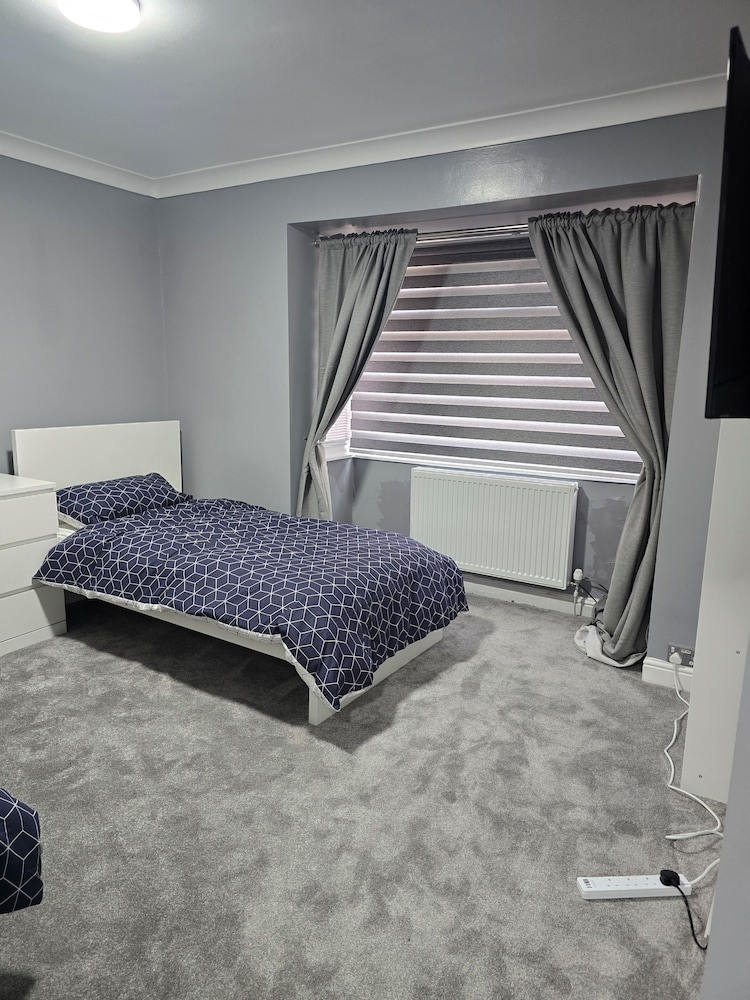 Manchester - House - Sleeps 6 - Parking - Garden - Manchester