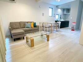 Casa, vista parcial para o oceano | Área de estar | TV de tela plana