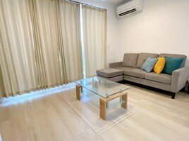 Casa, vista parcial para o oceano | Sala de estar | TV de ecrã plano 