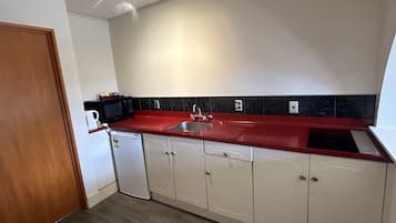 Geladeira grande, micro-ondas, cooktop