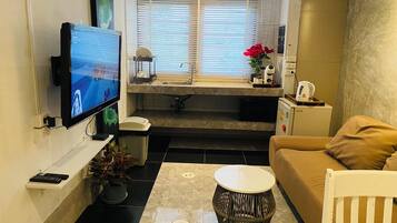 Quarto família, vista para o jardim | Área de estar