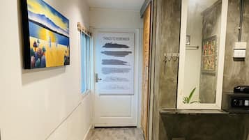 Quarto família, vista para o jardim | Área de estar
