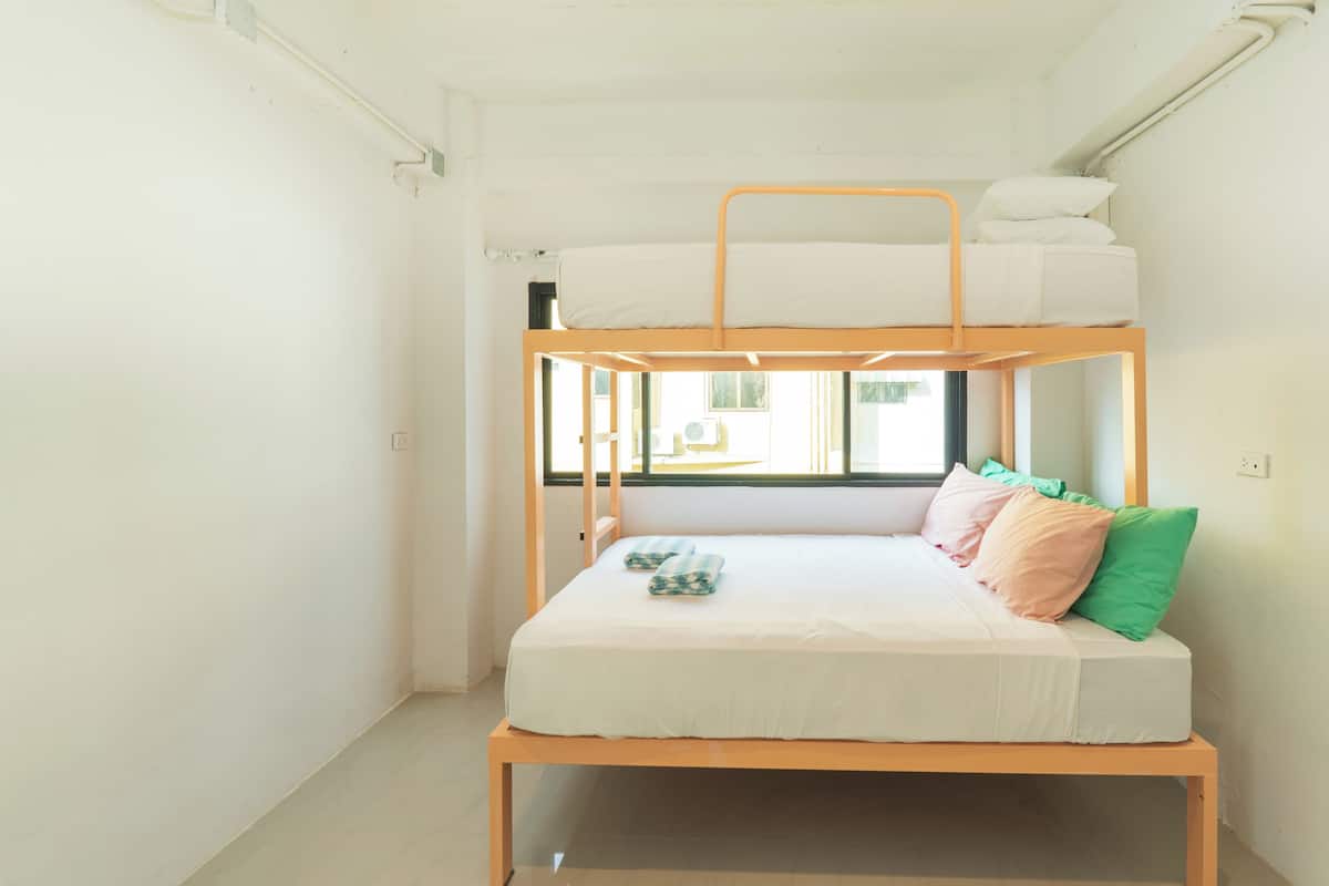 Quarto Familiar, Vista para a cidade | Secretária, quartos insonorizados, roupa de cama fornecida
