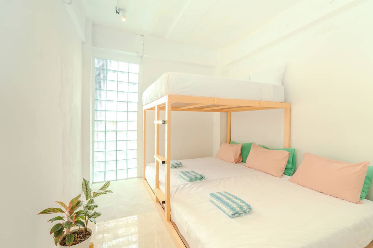 Quarto Duplo Familiar | Secretária, quartos insonorizados, roupa de cama fornecida