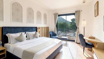 Quarto casal superior | 1 quarto, escrivaninha, espaço de trabalho para notebook